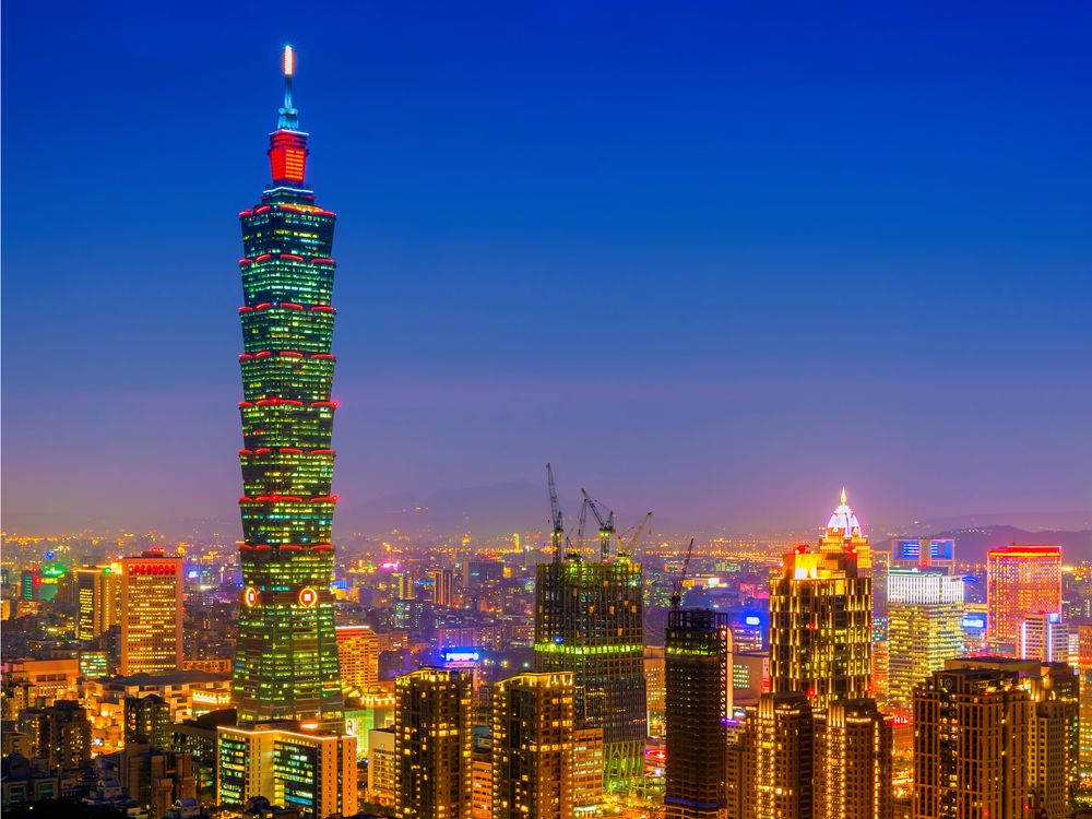 Taipei Night Tour with Din Tai Fung Dinner, Huaxi Night Market and ...