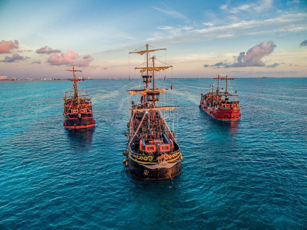 キャプテンフックディナークルーズ ゲームやショーで本場カリブの海賊と盛り上がる！＜英語orスペイン語／選べるビュッフェ・飲み放題付き／カンクン ...