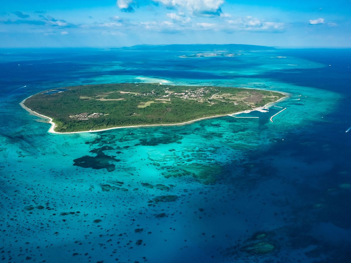 サンゴヘリ 石垣島＋離島ヘリコプター遊覧プラン 竹富島・西表島など八重山の島々をめぐる空中散歩 選べるコース＜フライト13分～60分／1～3名／石垣島＞ | 石垣島・八重山の観光・オプショナル ...