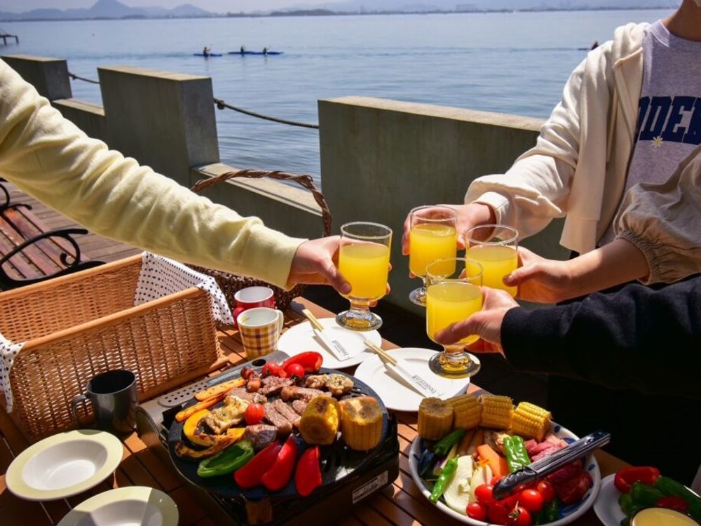 びわ湖水上アクティビティ SUP体験＋手ぶらでBBQ＋プール遊び びわ湖のほとりでゆったりリゾート気分＜1日／大津市＞ | 滋賀の観光&遊び・体験・レジャー専門予約サイト VELTRA(ベルトラ)