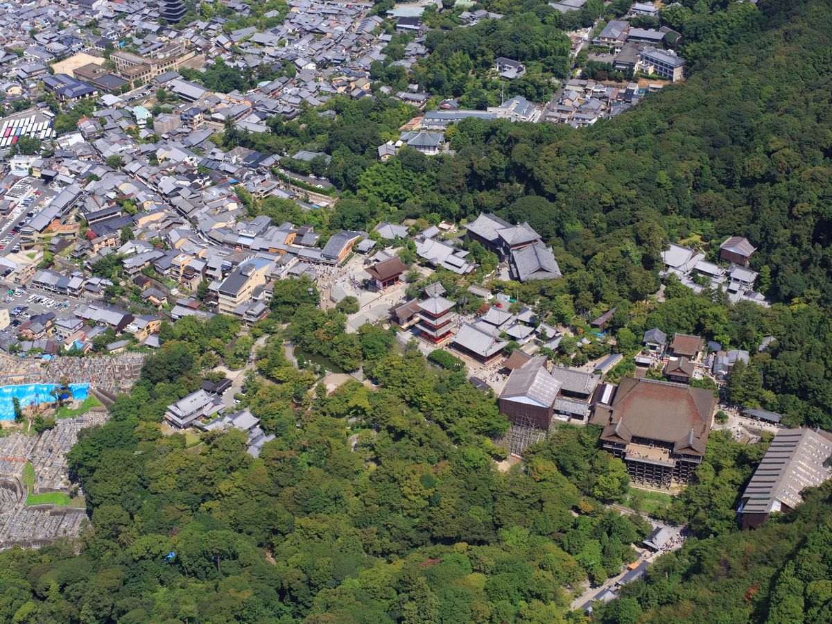 【貸切】京都ヘリコプター遊覧 京都満喫コース（30分）選べる開始時間＜JPD京都ヘリポート発＞ | 京都の観光&遊び・体験・レジャー専門予約サイト VELTRA(ベルトラ)