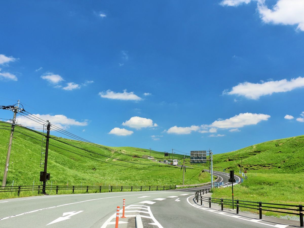 阿蘇カルデラツアー 千年の草原をE-MTBでサイクリング＋ドライブで満喫！12歳から参加可能＜3時間／阿蘇市＞ | 熊本の観光&遊び・体験・レジャー専門予約サイト VELTRA(ベルトラ)