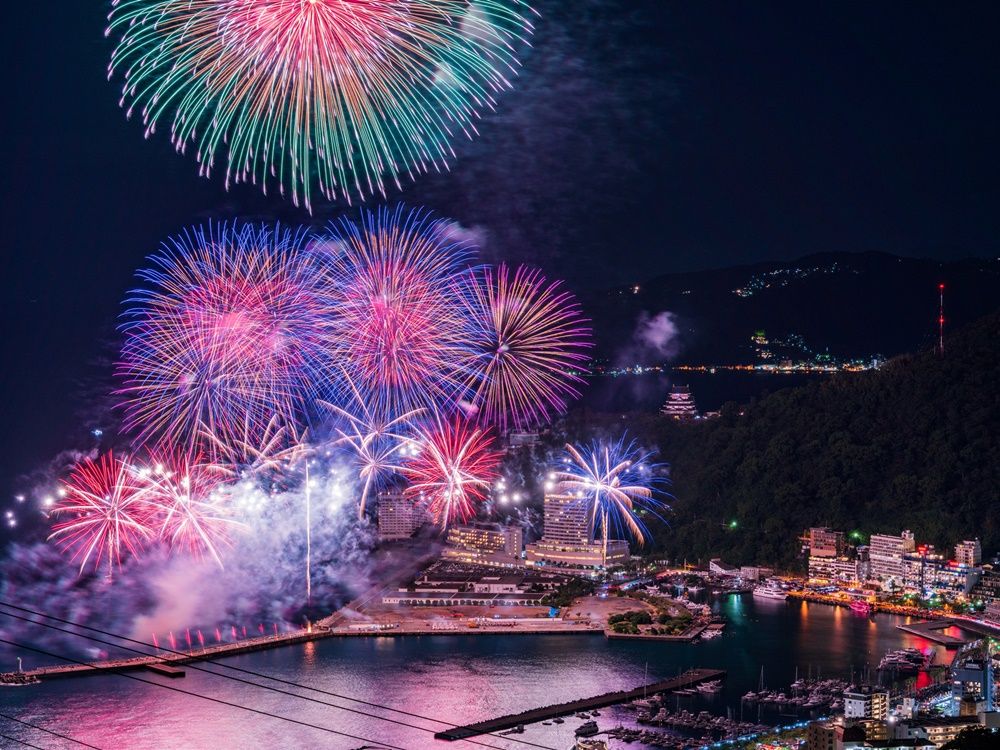 【新宿発】諏訪湖祭湖上花火大会 日帰り夜行ツアー 諏訪湖の湖上から上がる大迫力の花火を堪能！商連席エリア自由席から観覧＜夕食のお弁当付き／8月15日／長野県＞ | 東京の観光&遊び・体験 ...