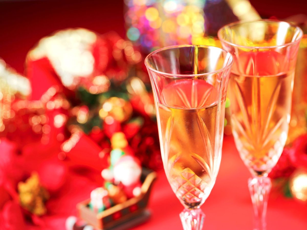 【2024年12月24日～25日限定】エッフェル塔内レストラン「マダム・ブラッスリー」クリスマス特別ランチ＜12:00または13:30開始＞ | フランス（パリ）旅行の観光・オプショナルツアー ...